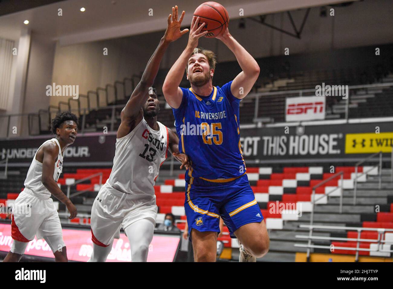 UC Riverside Highlanders center Callum McRae (25) during an NCAA ...