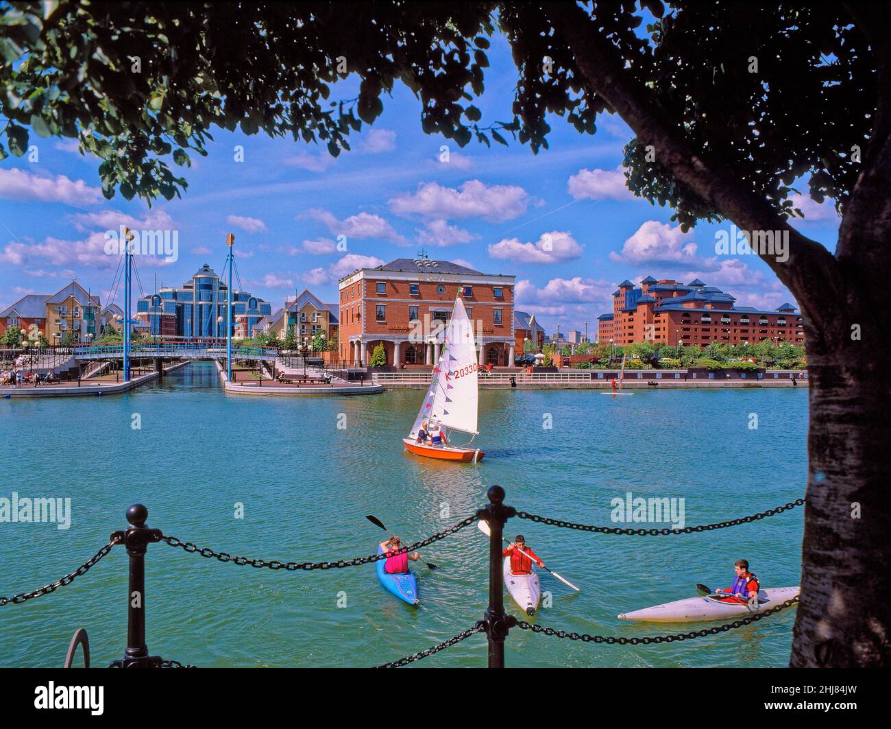 Ontario Basin and The Quay House public house, Bar and Restaurant at ...