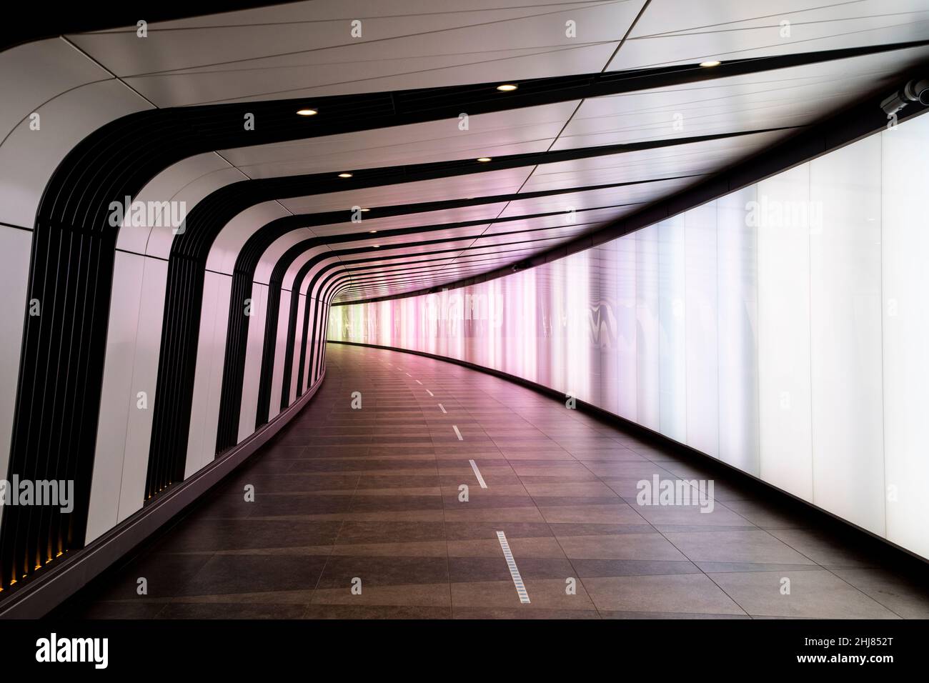 Kings cross underground wall hi-res stock photography and images - Alamy