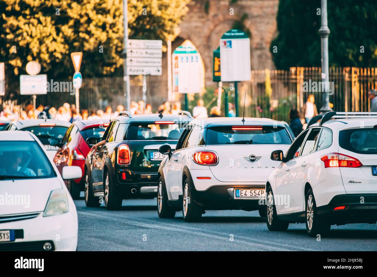 Busy street cars transport many hi-res stock photography and images - Alamy