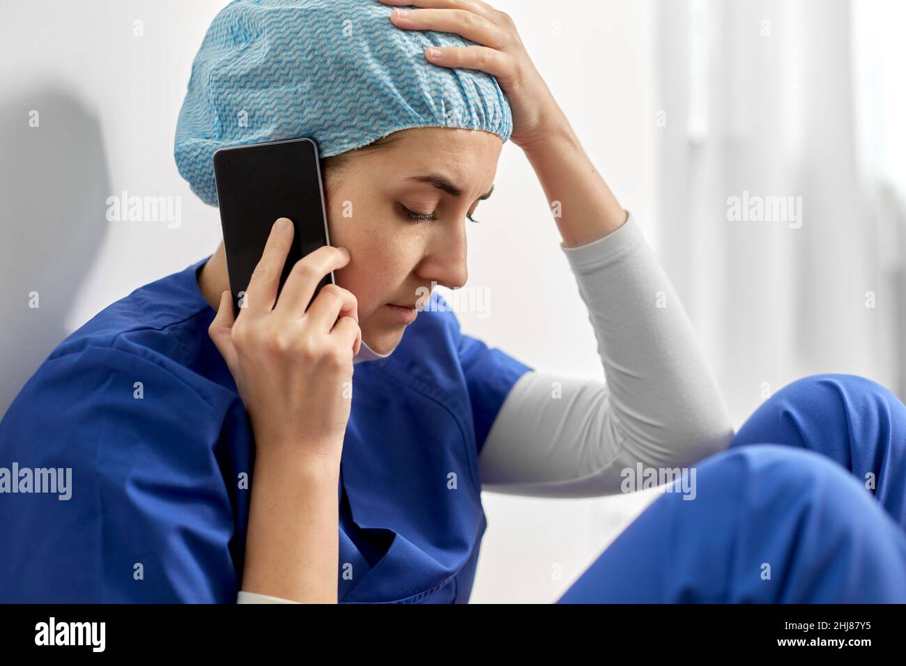 Doctor smartphone sad hi-res stock photography and images - Alamy