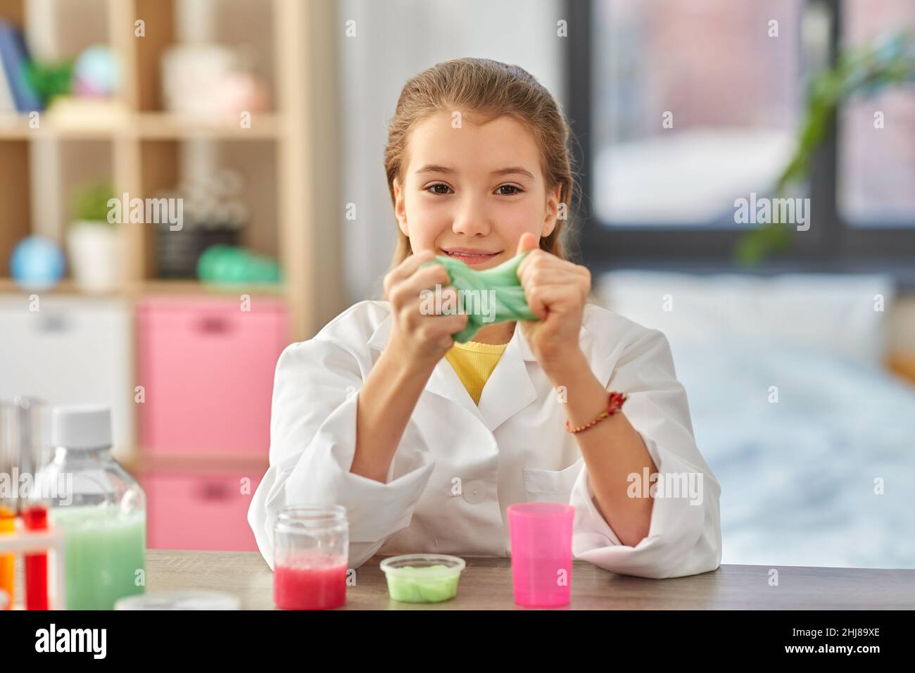 girl playing with slime at home laboratory Stock Photo - Alamy