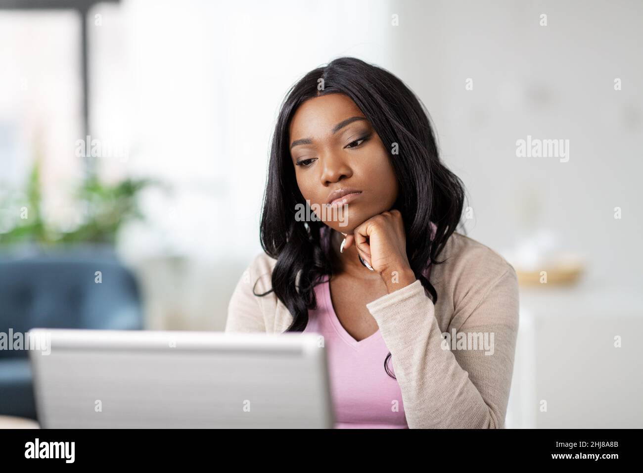 Bored young black woman hi-res stock photography and images - Alamy