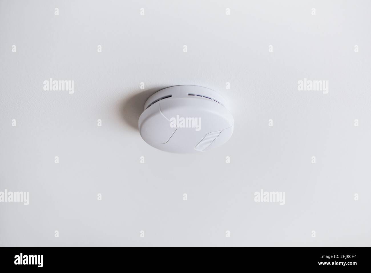 smoke alarm, sensor or detector on white ceiling Stock Photo - Alamy