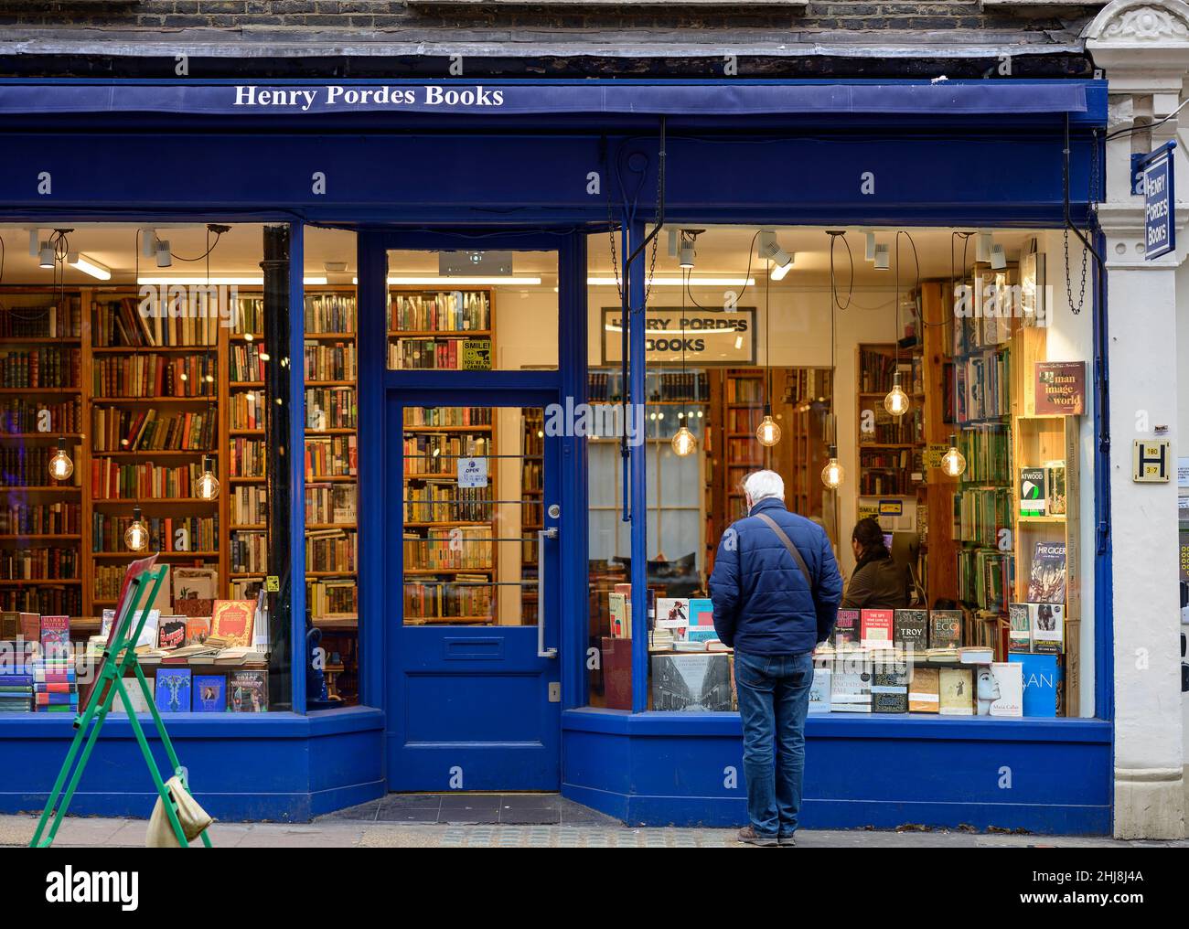 Bookshop window display hi-res stock photography and images - Alamy
