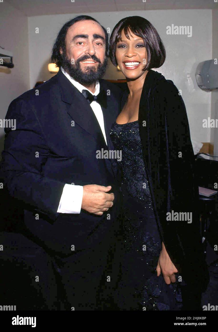 Whitney Houston visits Pavarotti in his dressing room after his Grammy ...