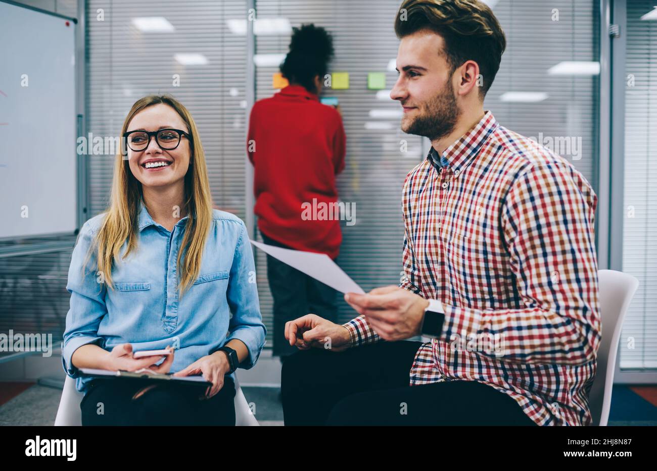 Coworkers explain hi-res stock photography and images - Alamy
