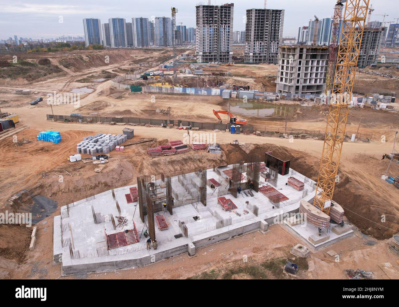 Foundation slab for monolithic reinforced skyscraper. Preparing ...