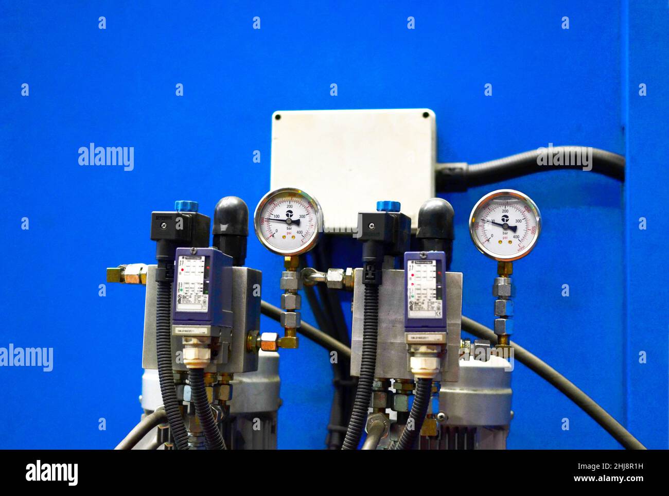 Mechanical measuring device, pressure gauges, manometer. Abstract ...