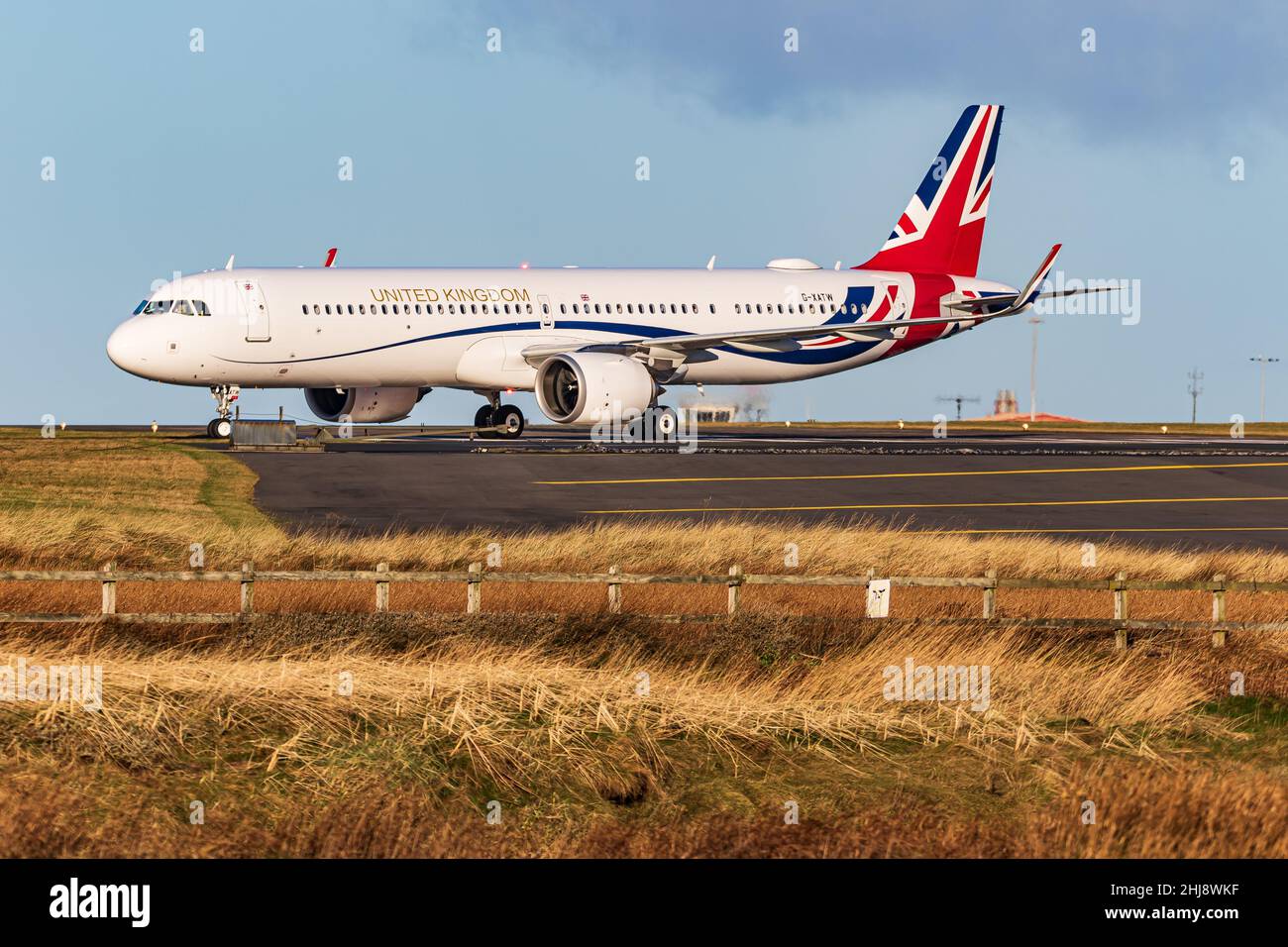 G-XATW, Airbus A321-251NX operated by Titan Airways Stock Photo - Alamy