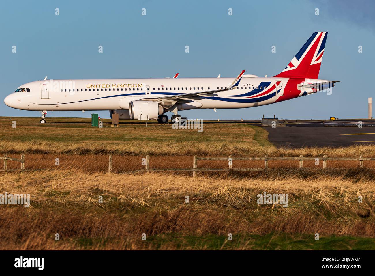 G-XATW, Airbus A321-251NX operated by Titan Airways Stock Photo - Alamy