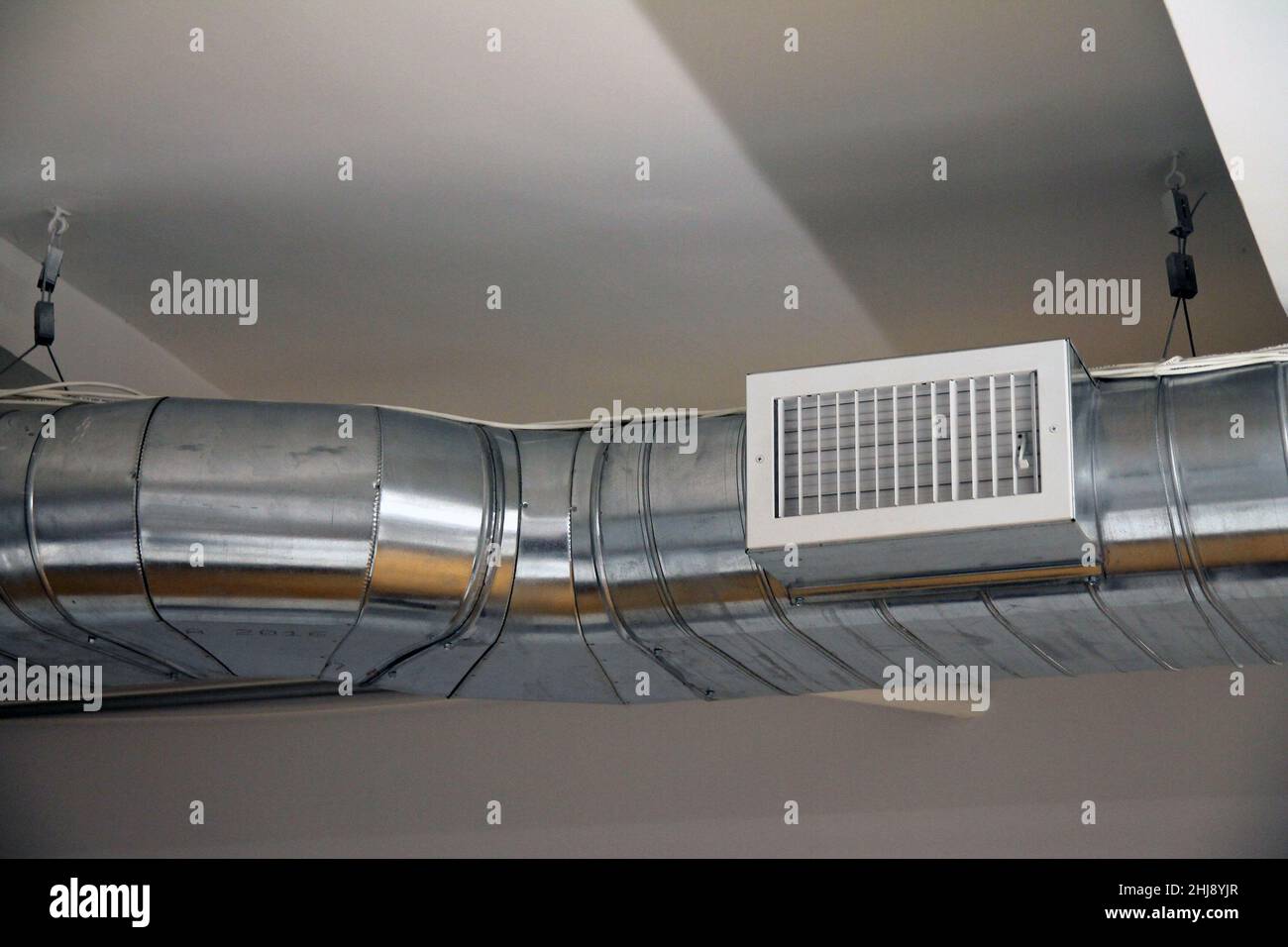 Air conditioning and heating dispatching ventilation system on the ...