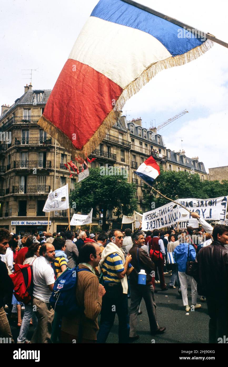 Archives 80ies: Defenders of Private School march to protest Savary law ...