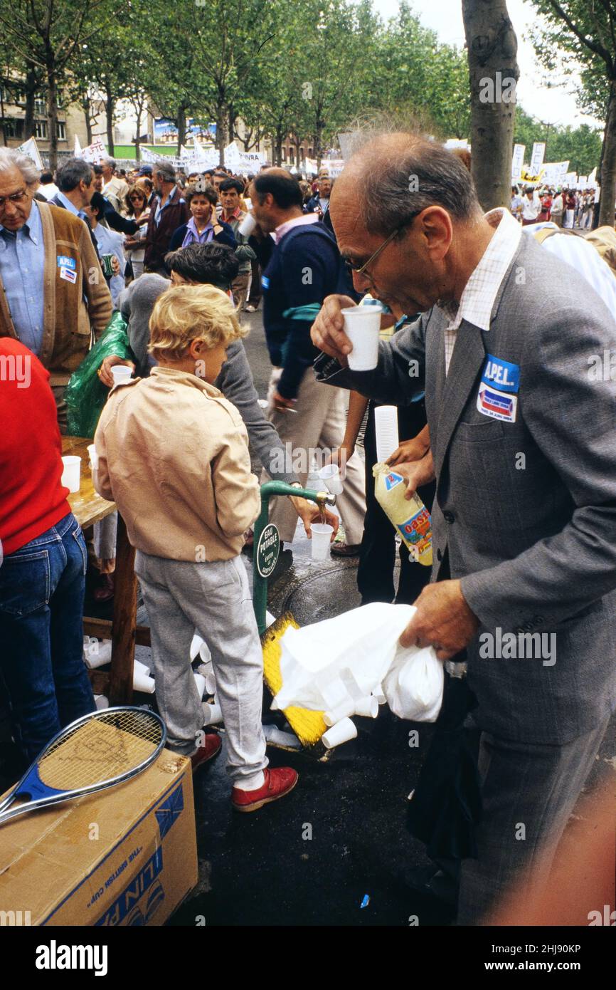 Archives 80ies: Defenders of Private School march to protest Savary law ...