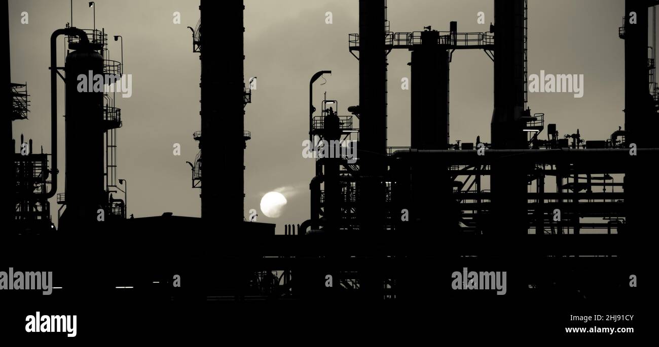 Silhouette of a refinery with distillation columns and pressure vessels ...