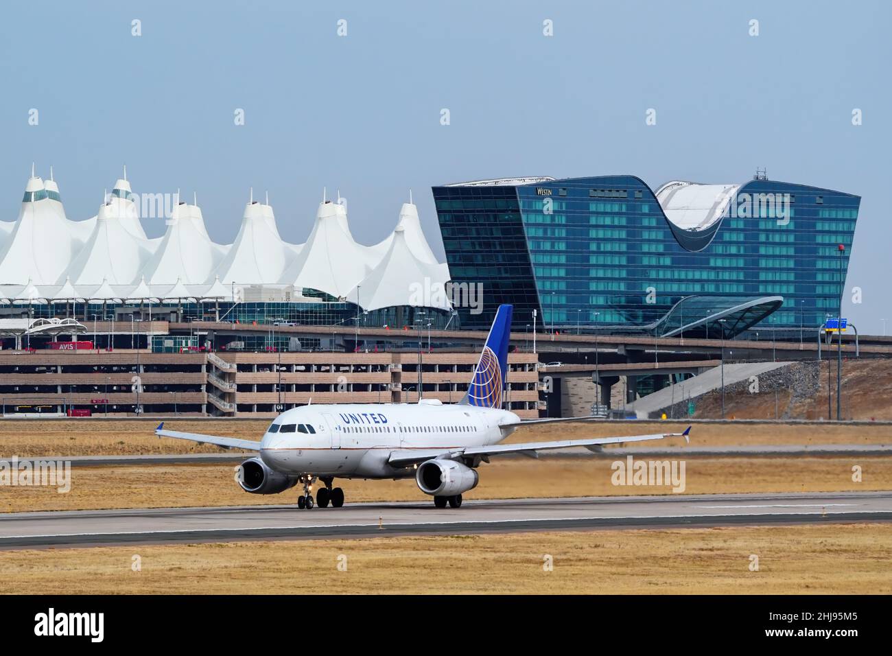 Denver international airport airplane hi-res stock photography and ...