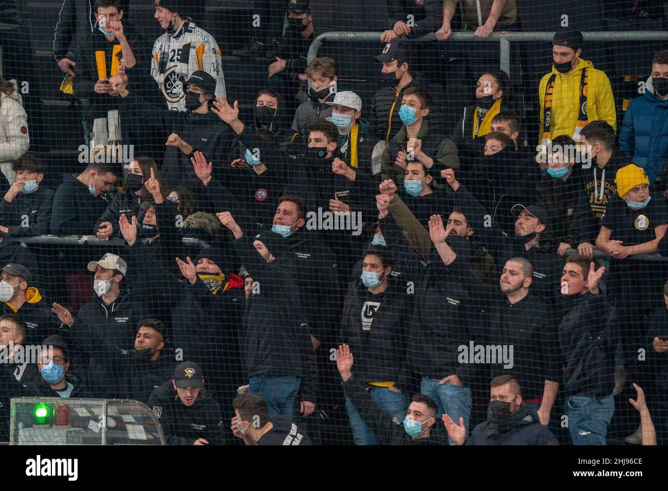 27.01.2022, Porza, Corner Arena, NL: HC Lugano - HC Ambri-Piotta, fans ...
