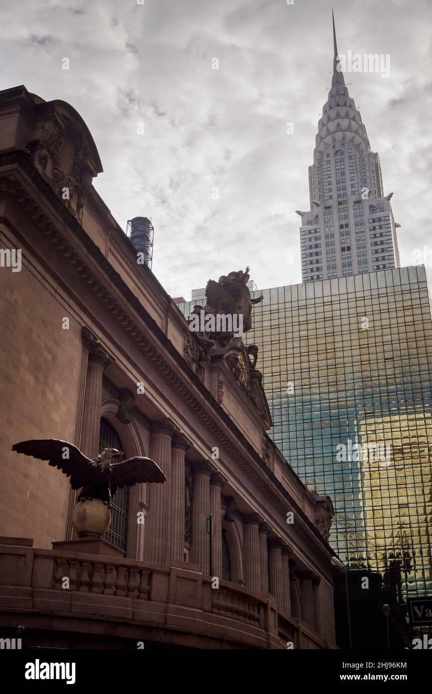 Entrance to Grand Central station in New York with the Chrysler ...