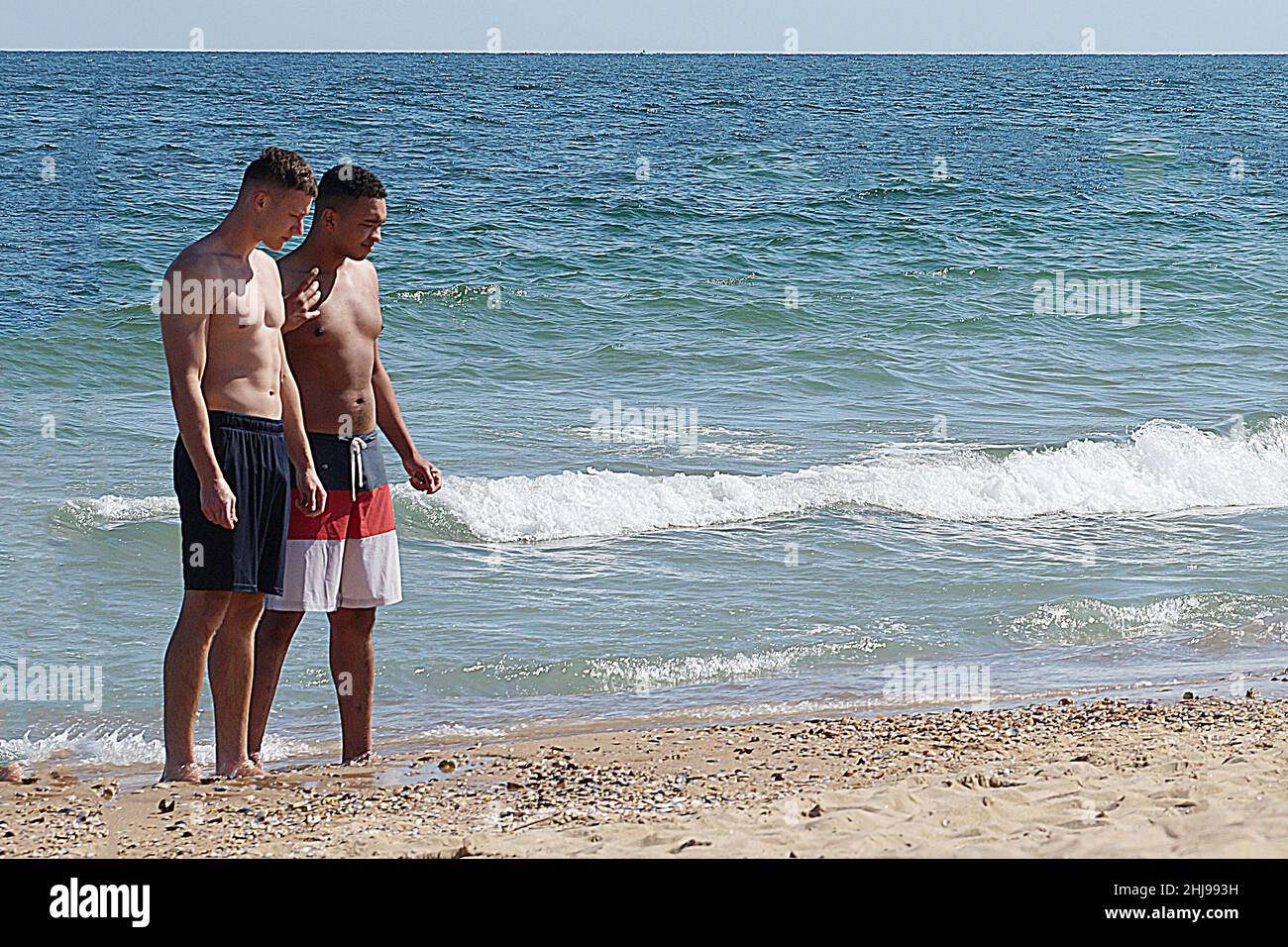 Gay male couple on beach hi-res stock photography and images - Alamy