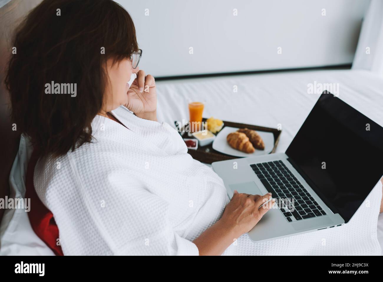 Phone laptop breakfast hi-res stock photography and images - Alamy