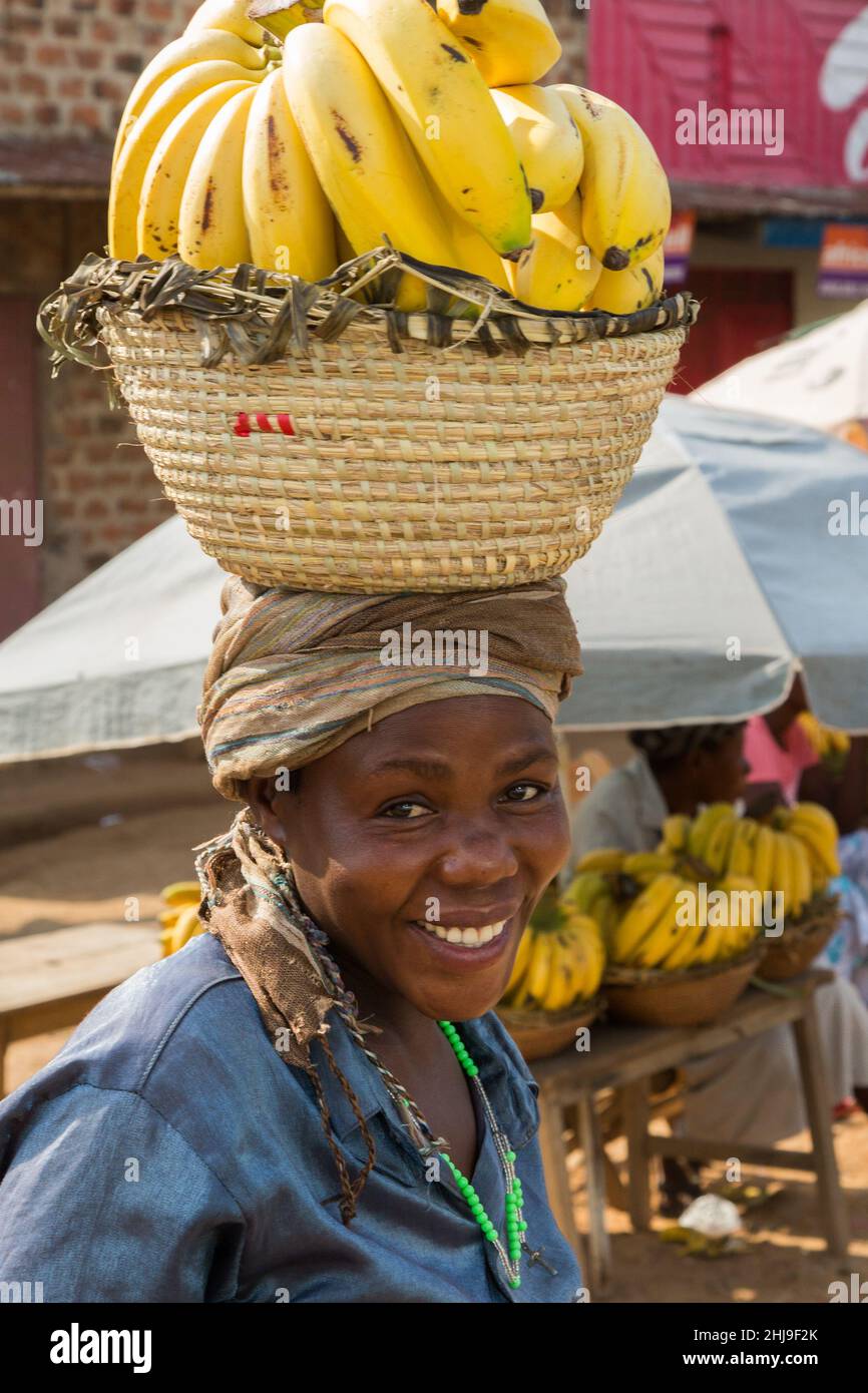 Woman bananas on head hi-res stock photography and images - Alamy