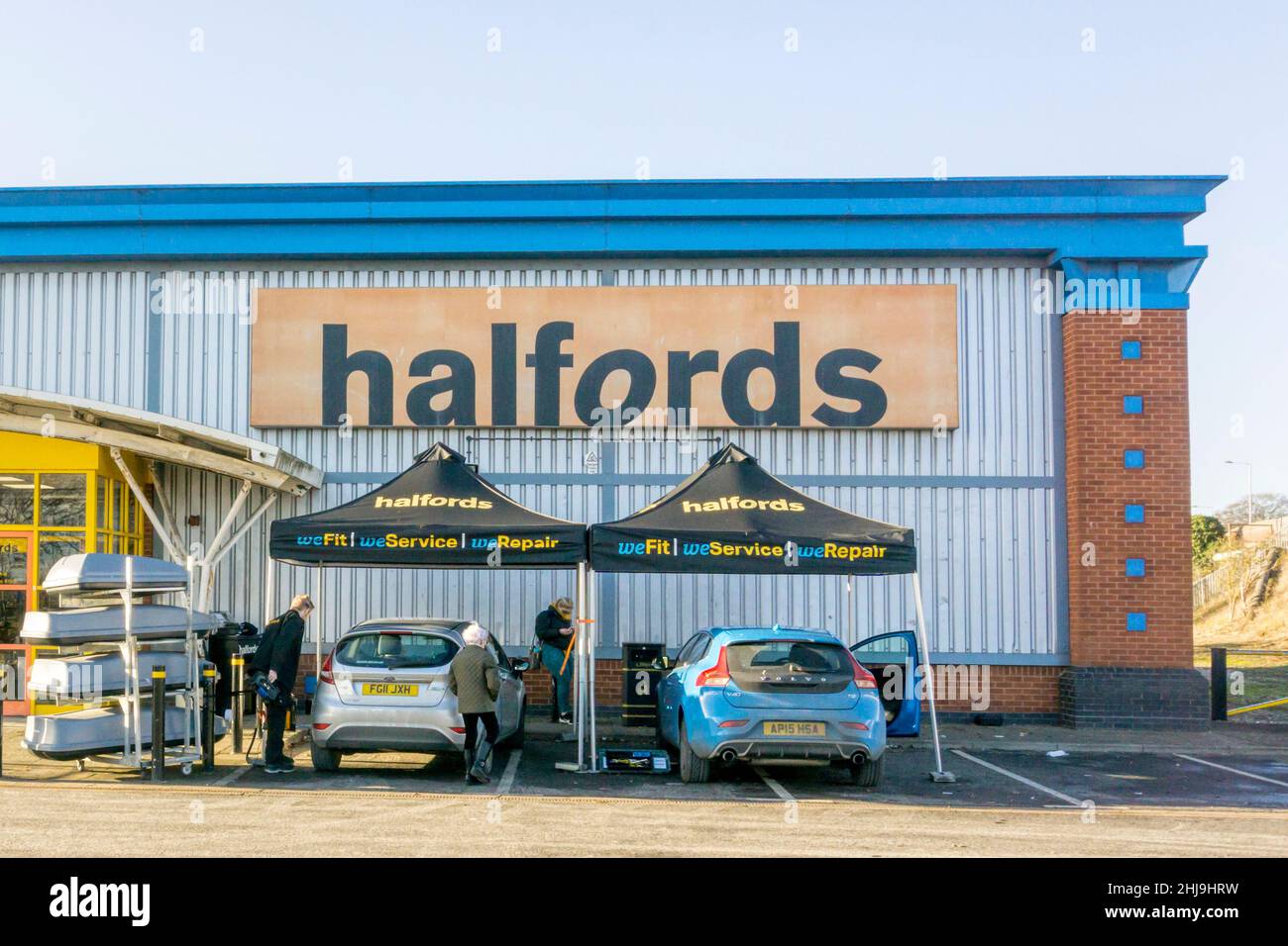 Fitting, service and repair bays at a branch of Halfords Stock Photo ...