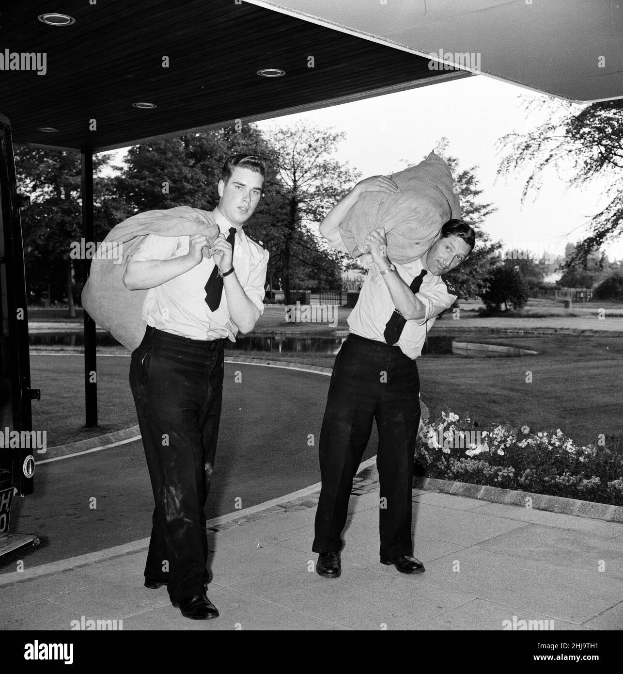 Police unload mailbags from farmhouse at Aylesbury Police Headquarters ...