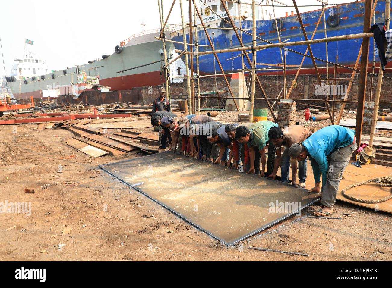 Dhaka, Bangladesh. 27th Jan, 2022. Dockyard laborers seen working on a ...