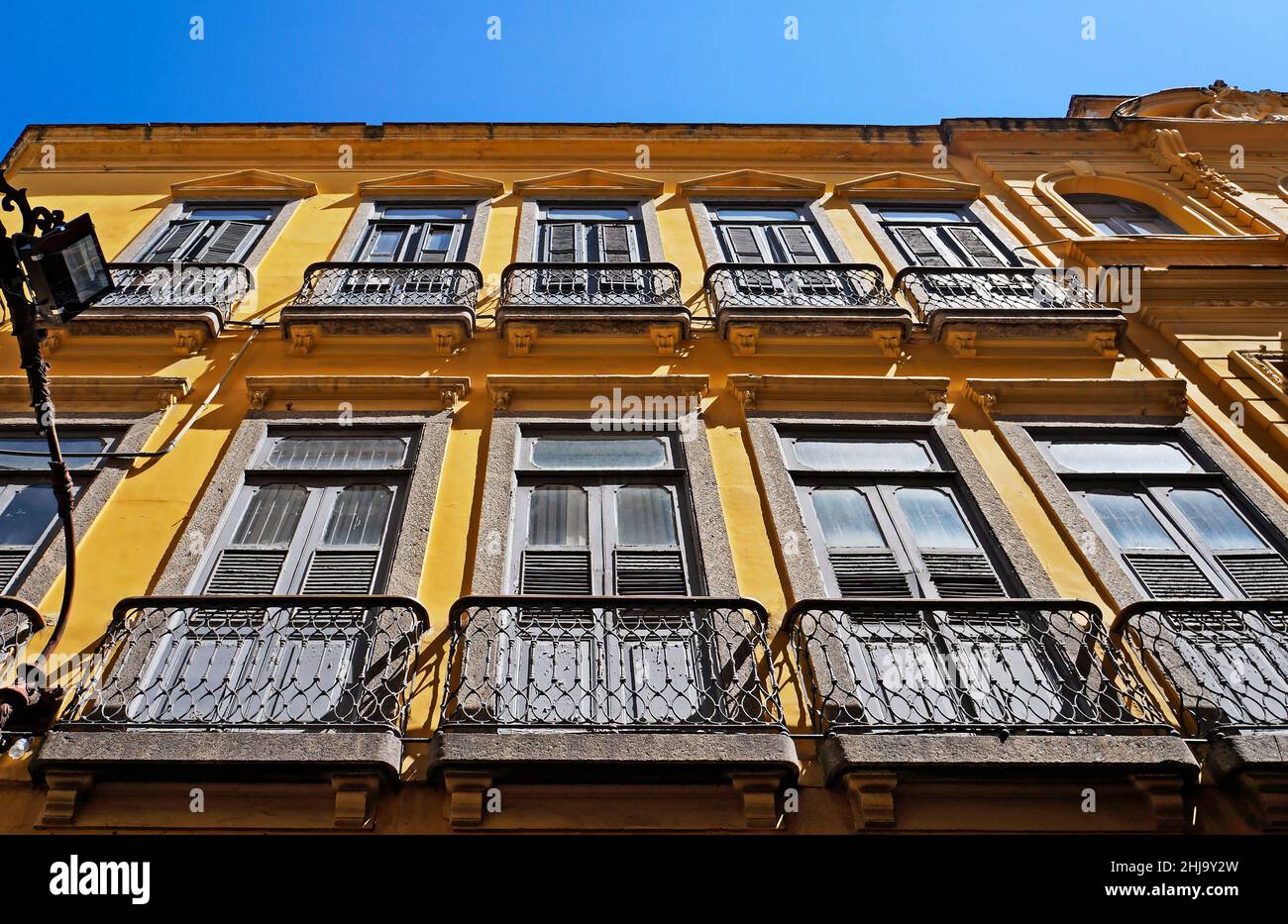 Yellow facade historic town hi-res stock photography and images - Alamy