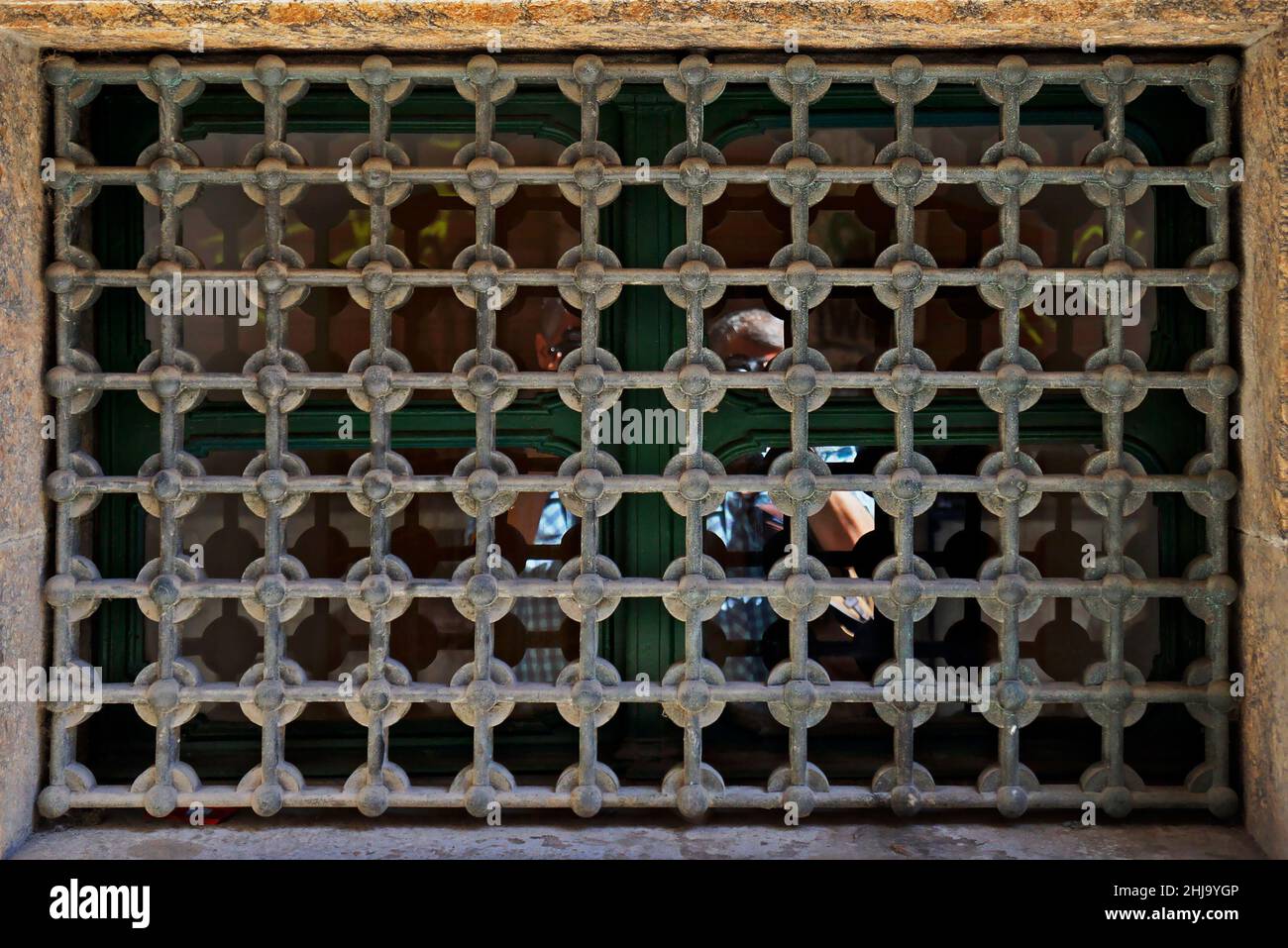 Metal grid window hi-res stock photography and images - Alamy