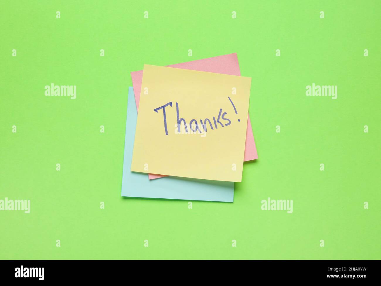 Sticky notes with word THANKS on green background Stock Photo - Alamy
