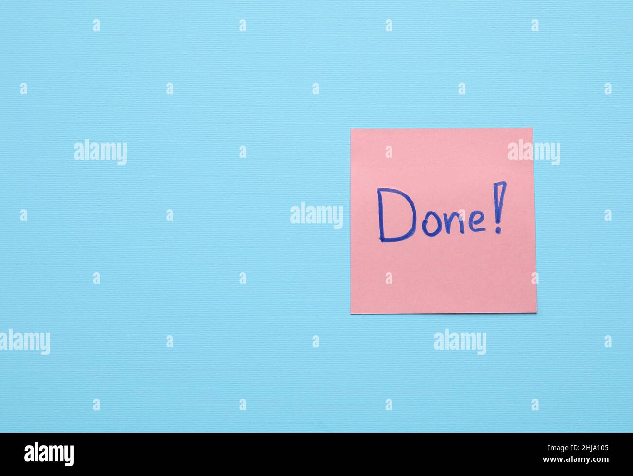 Sticky note with word DONE on blue background Stock Photo - Alamy