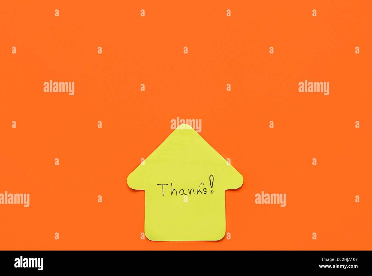 Sticky note with word THANKS on red background Stock Photo - Alamy