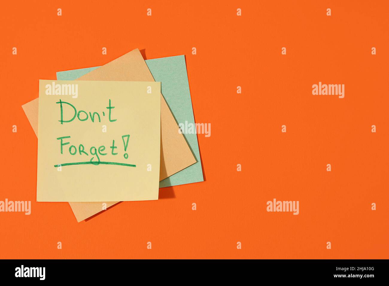 Sticky notes with text DON'T FORGET on red background Stock Photo - Alamy