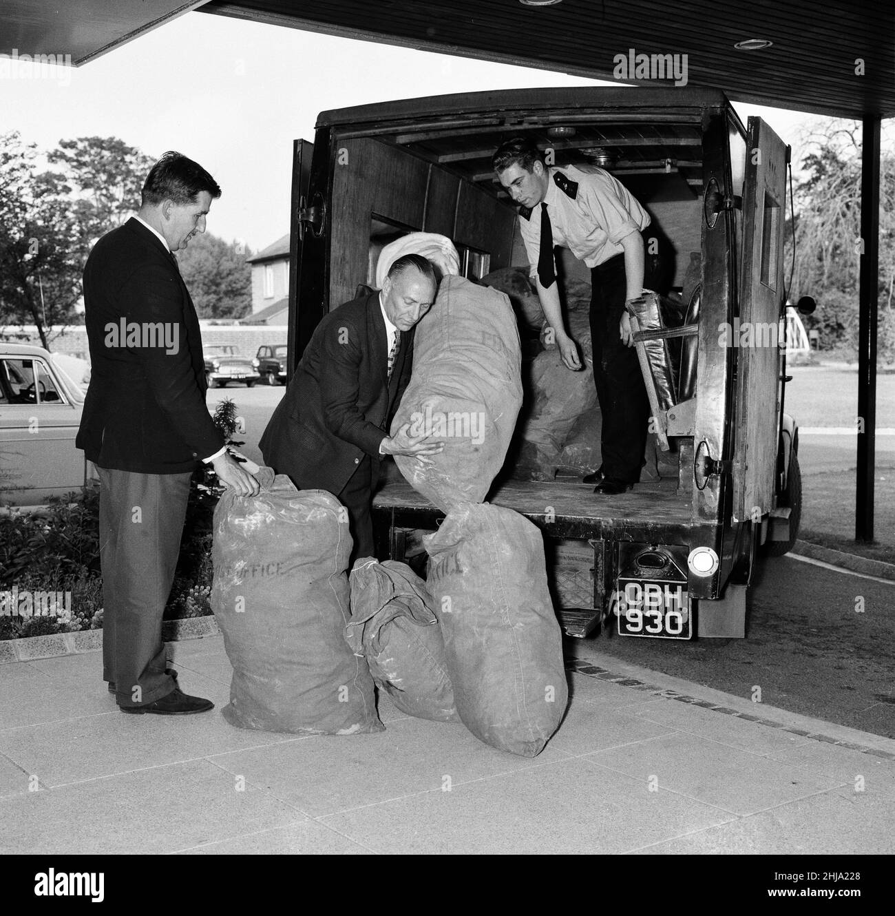 Police unload mailbags from farmhouse at Aylesbury Police Headquarters ...