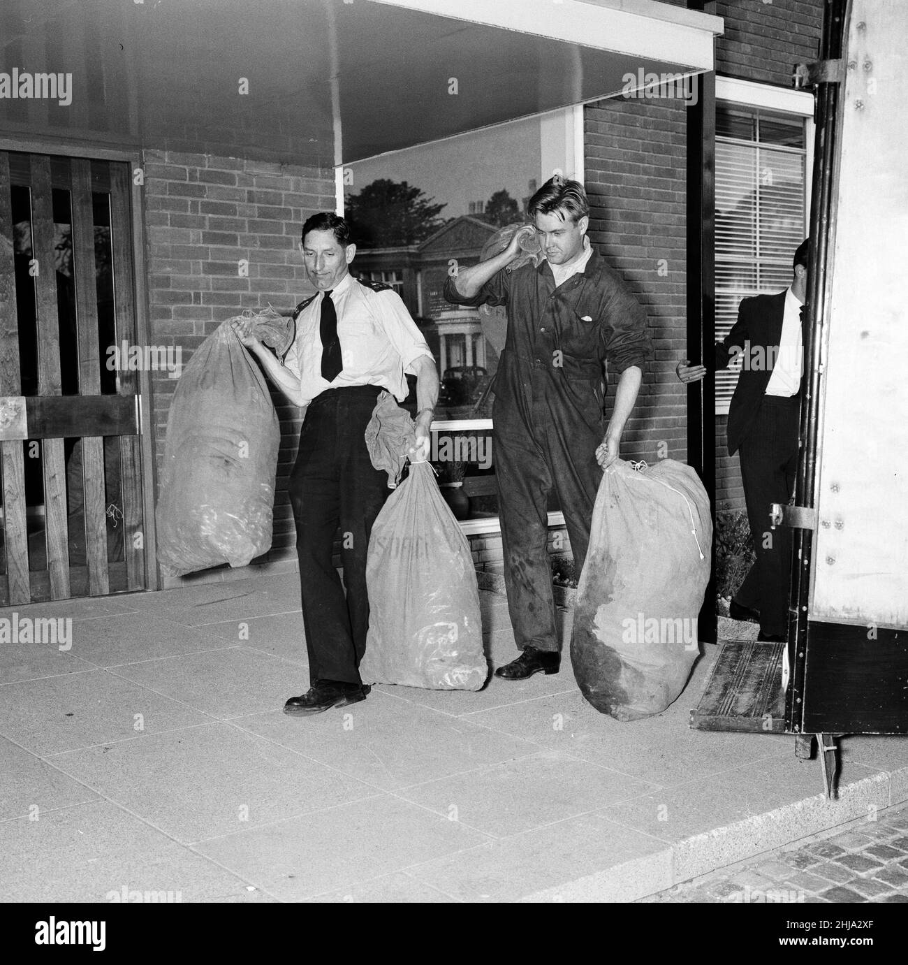 Police unload mailbags from farmhouse at Aylesbury Police Headquarters ...