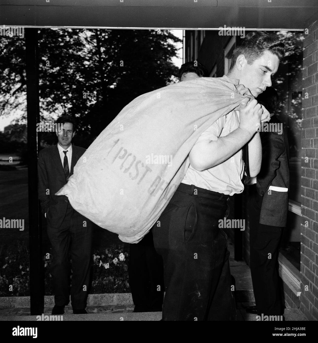 Police unload mailbags from farmhouse at Aylesbury Police Headquarters ...