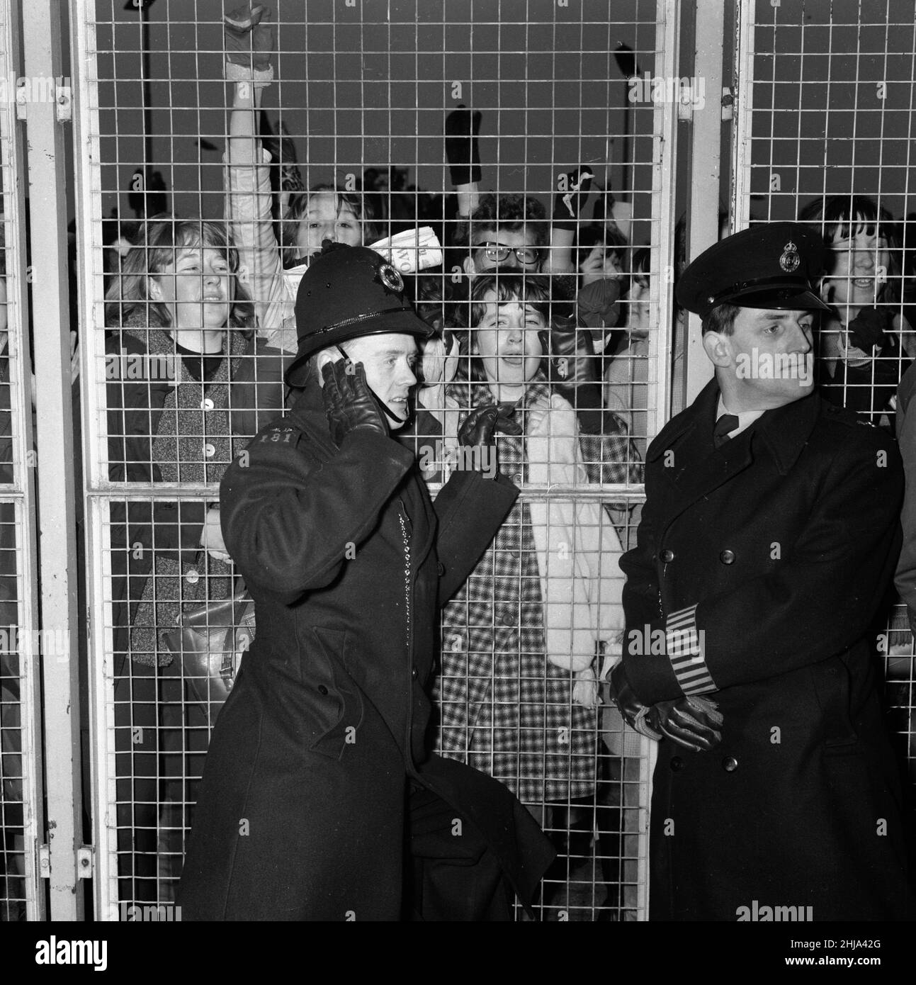 Beatles fans 1963 hi-res stock photography and images - Alamy