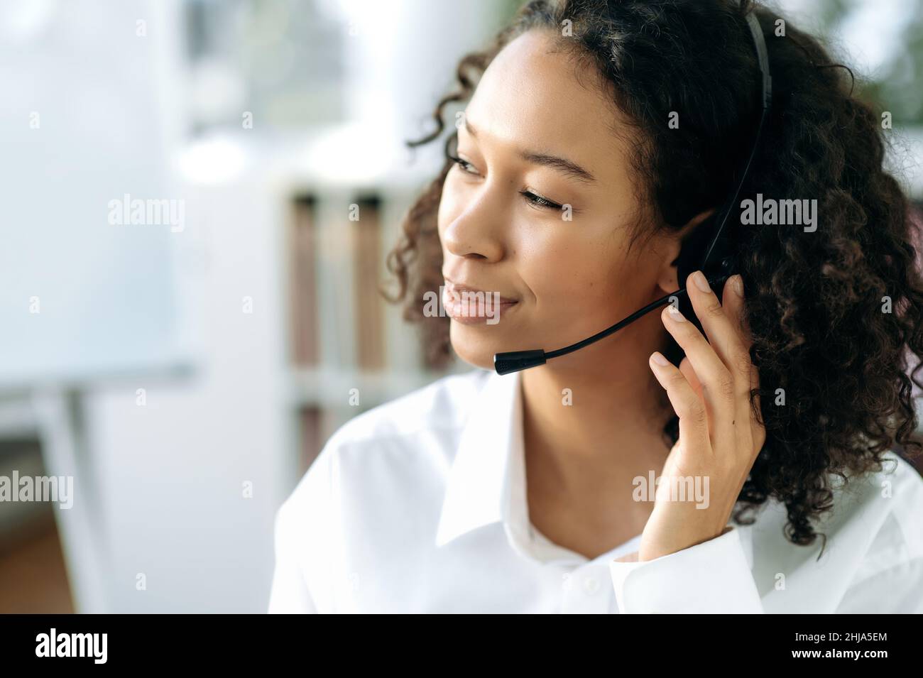 Call center agent and black woman hi-res stock photography and images ...
