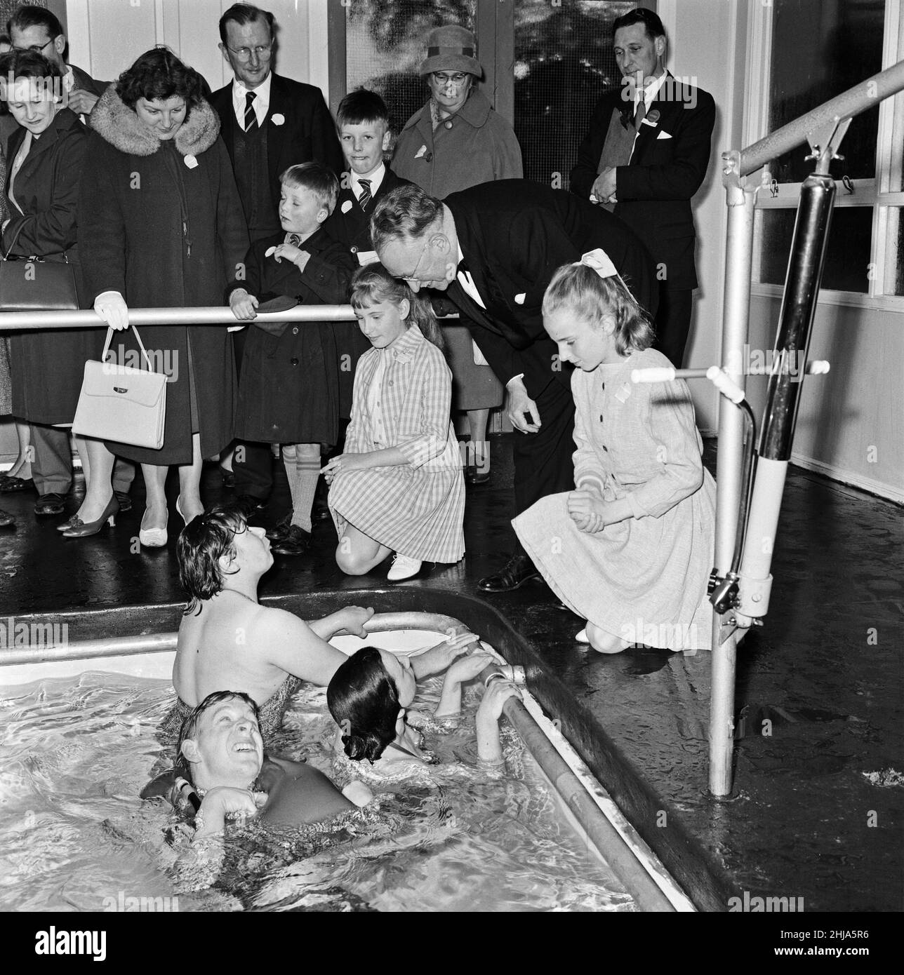 School swimming 1960s hi-res stock photography and images - Alamy