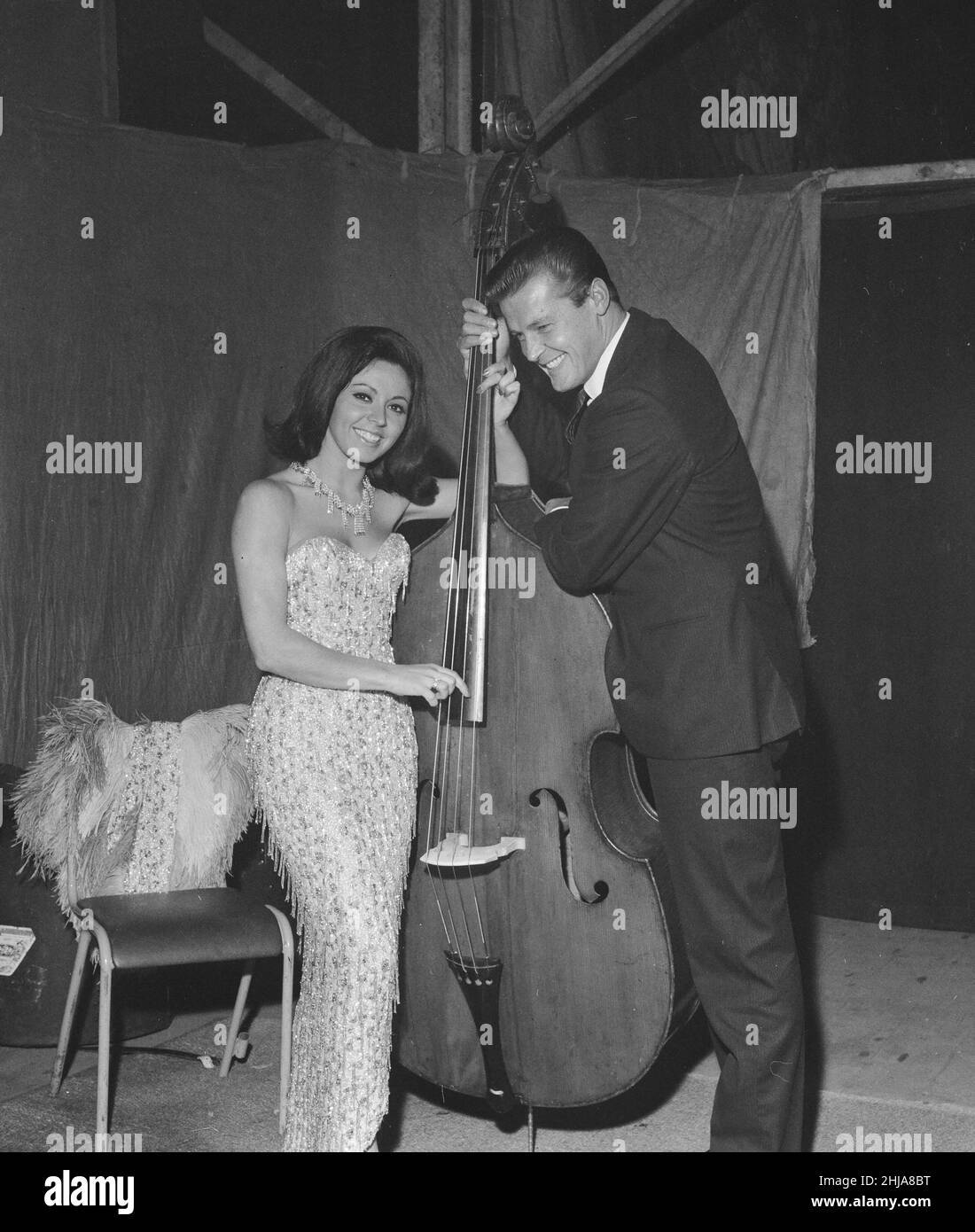 James bond roger moore suit hi-res stock photography and images - Alamy