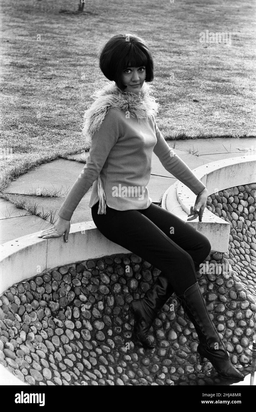 Actress amanda barrie hi-res stock photography and images - Alamy