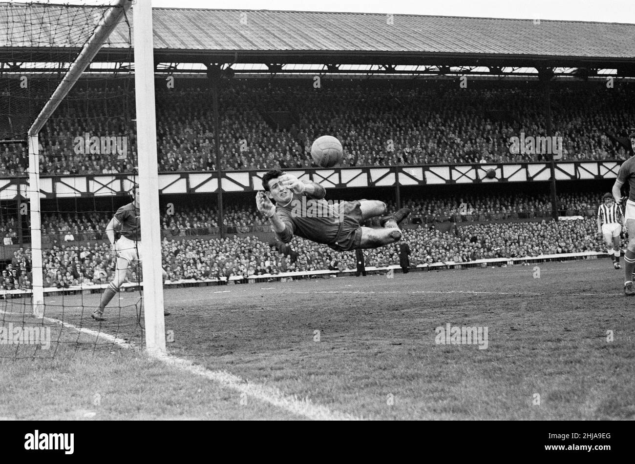 Peter bonetti chelsea 1960s hi-res stock photography and images - Alamy
