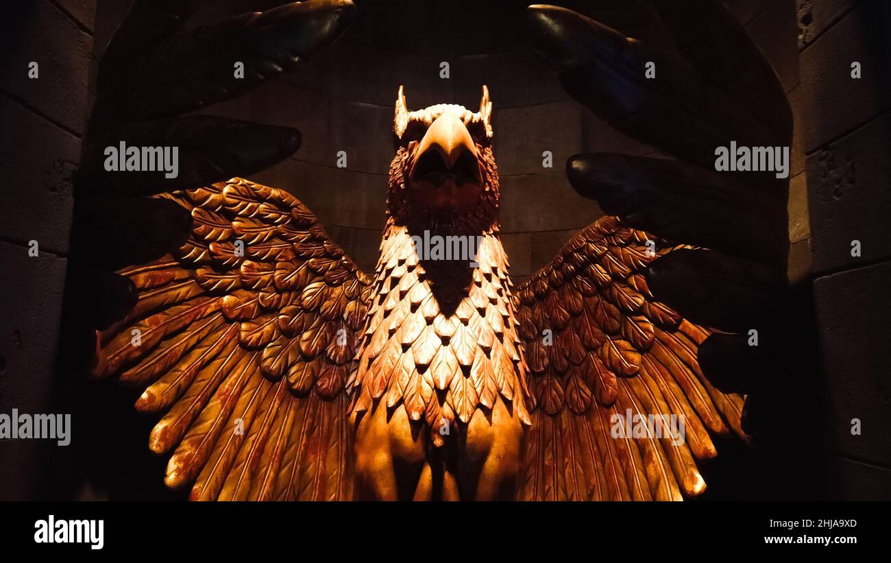 Universal studios statue hi-res stock photography and images - Alamy