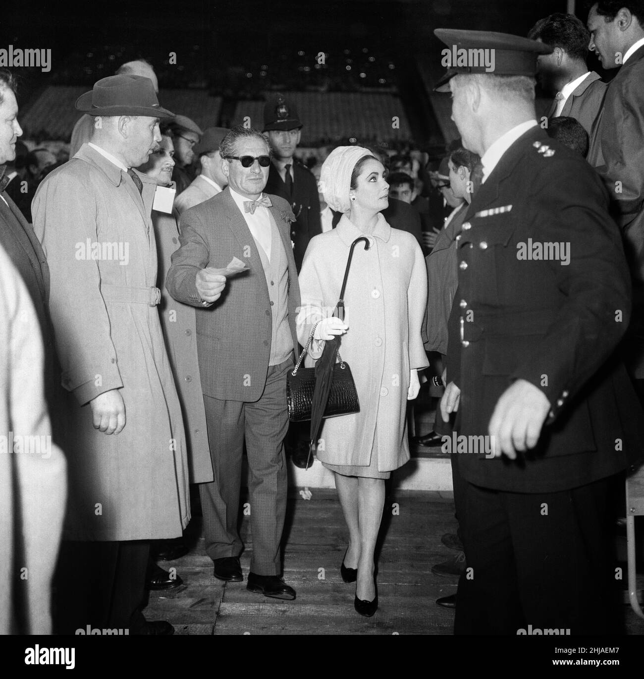 Elizabeth Taylor walking to her seat at Wembley Stadium for the Cassius ...