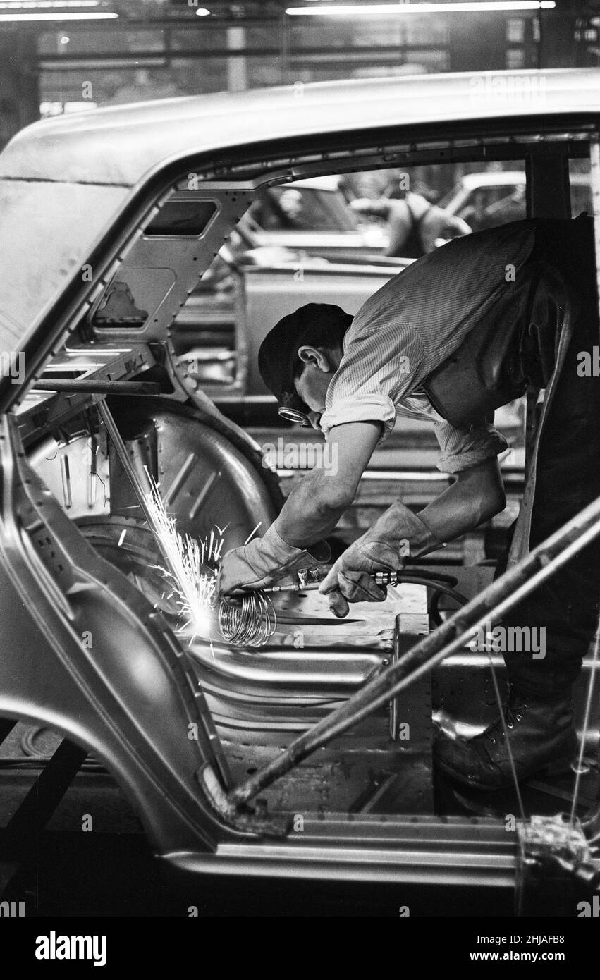 Ford motors assembly line hi-res stock photography and images - Alamy