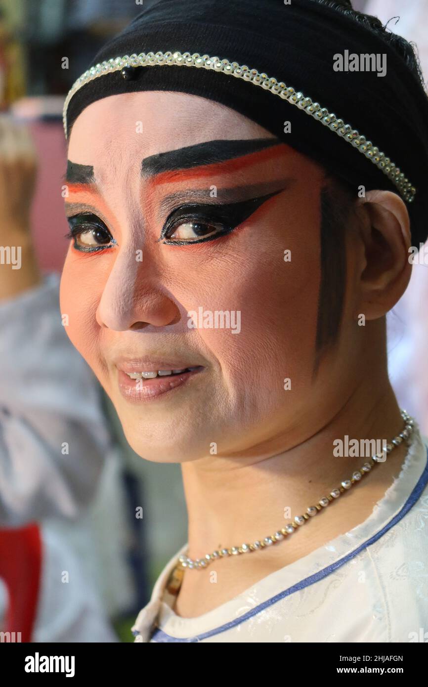 Chinese smiling hi-res stock photography and images - Alamy