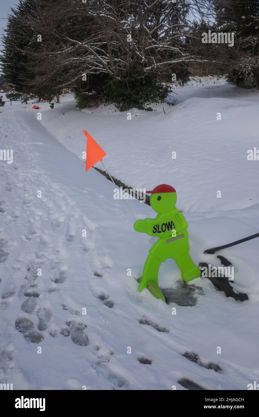 Green sign in snow hi-res stock photography and images - Alamy