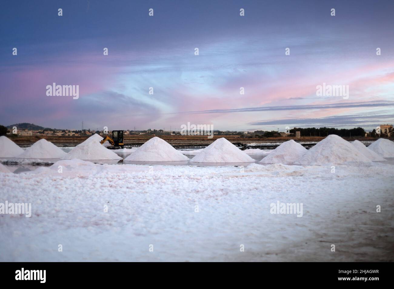 Saline di Trapani collecting salt Stock Photo - Alamy