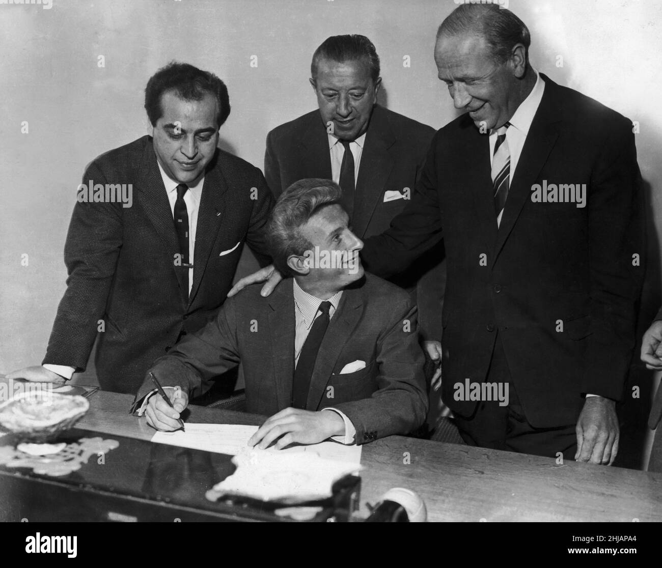 Manchester united football team 1960s hi-res stock photography and ...